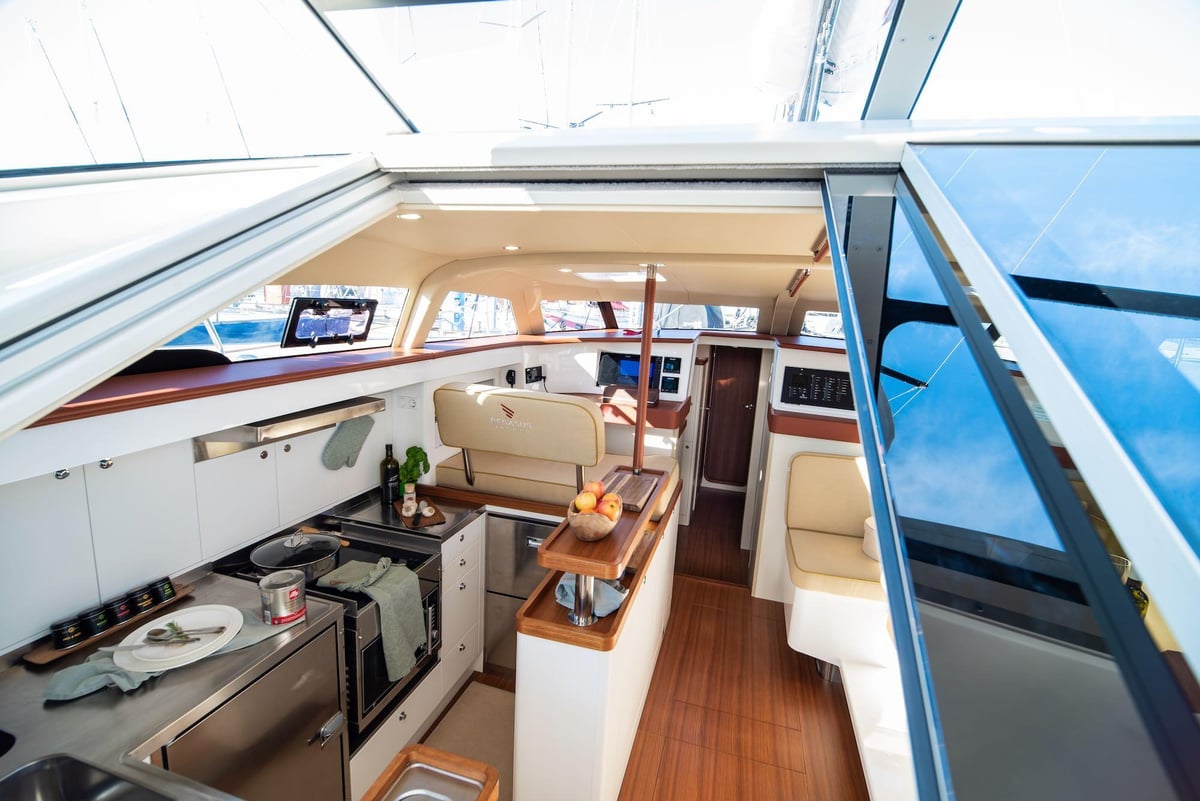 Boat design: Cockpit and saloon as connected living space
